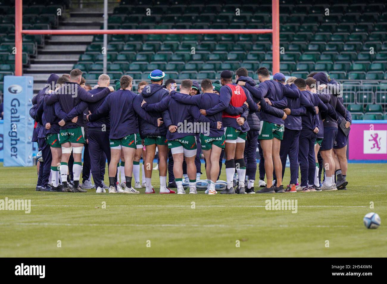 London Irish team huddle Stock Photo - Alamy