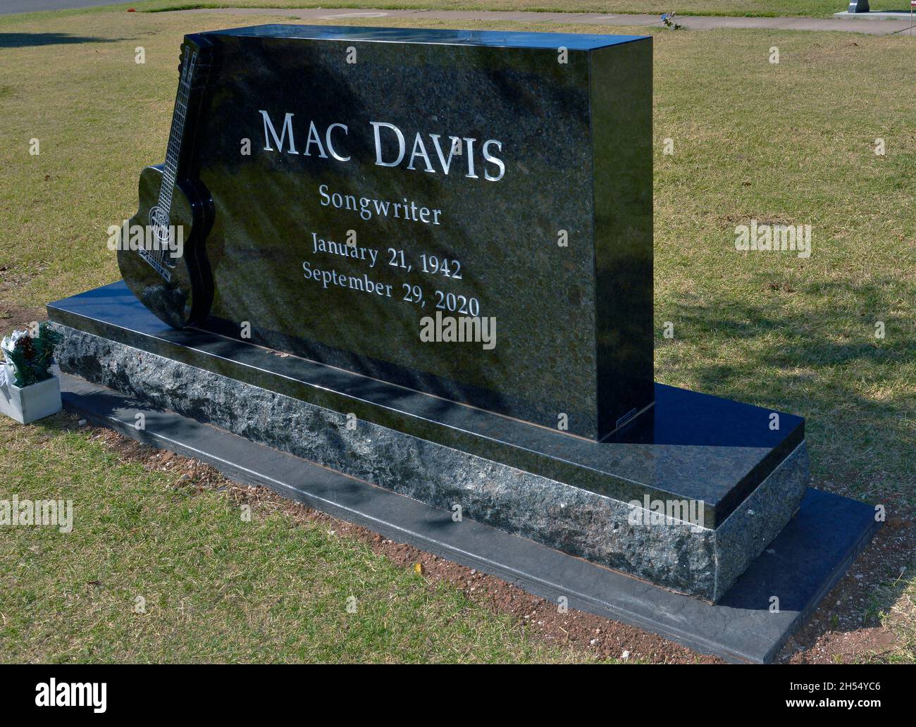 Grave marker for Lubbock, Texas Musician, Mac Davis at the Lubbock ...