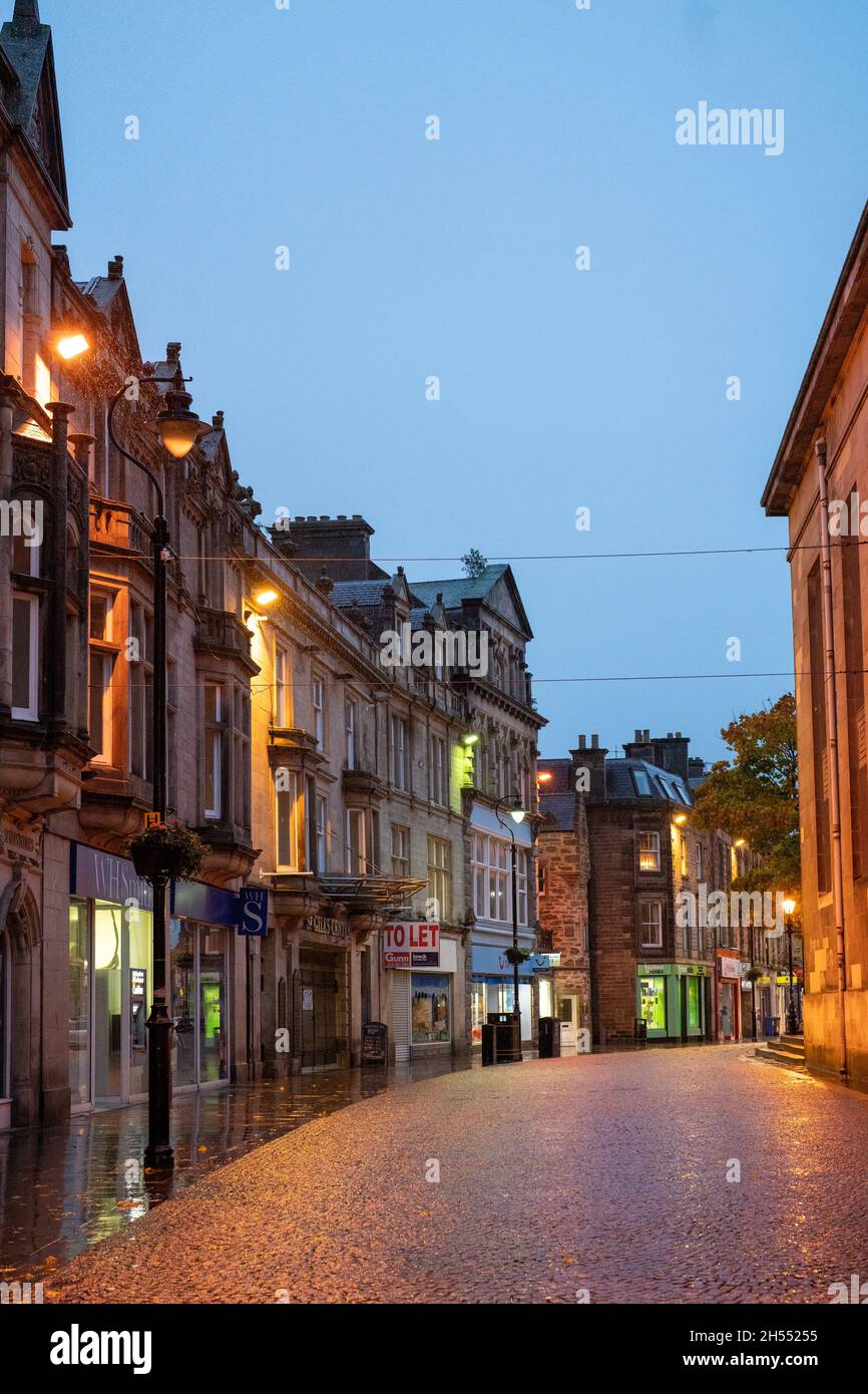 Street scene with sculpture on the Plainstones. High Street, Royal ...