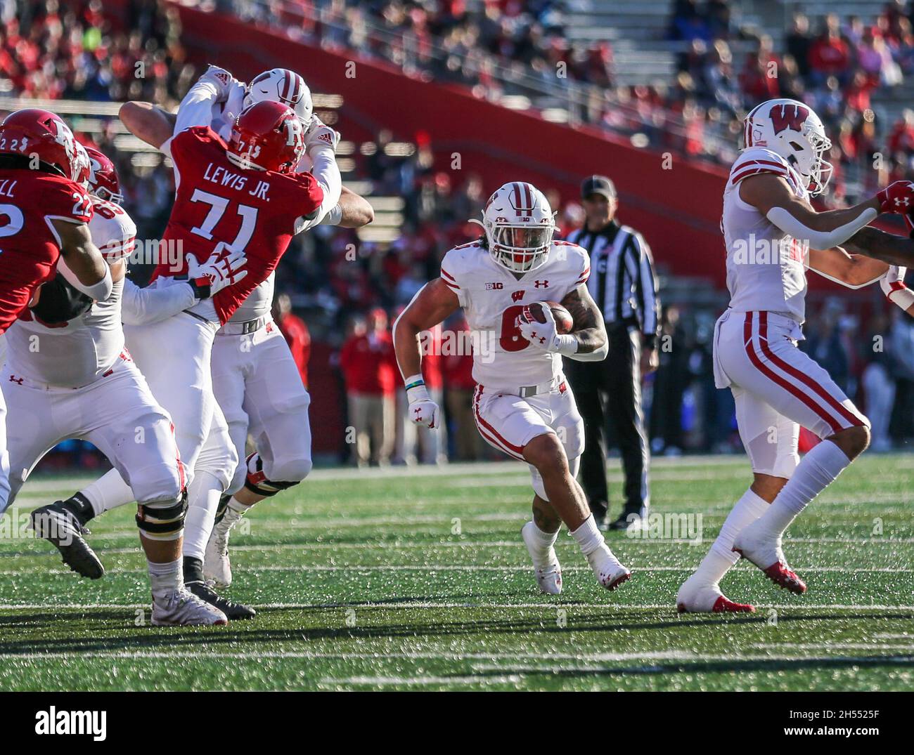 Piscataway, NJ, USA. 6th Nov, 2021. Wisconsin Badgers running back Chez ...