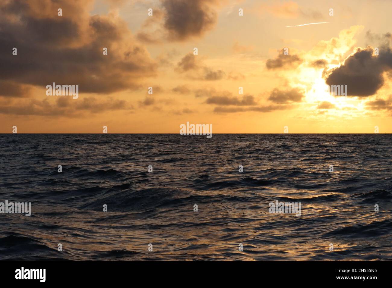 Beautiful sunrise over the ocean hi-res stock photography and images ...