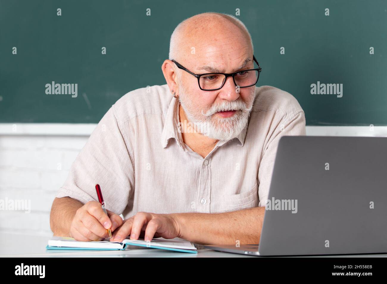 Elderly education and retired knowledge concept. Senior teacher ...