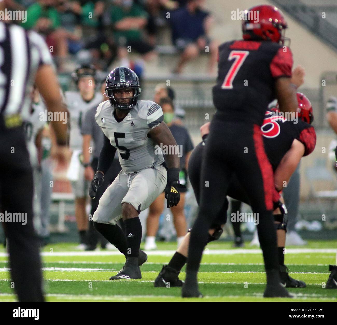November 6, 2021 - Hawaii Rainbow Warriors quarterback Jake Farrell #5 ...