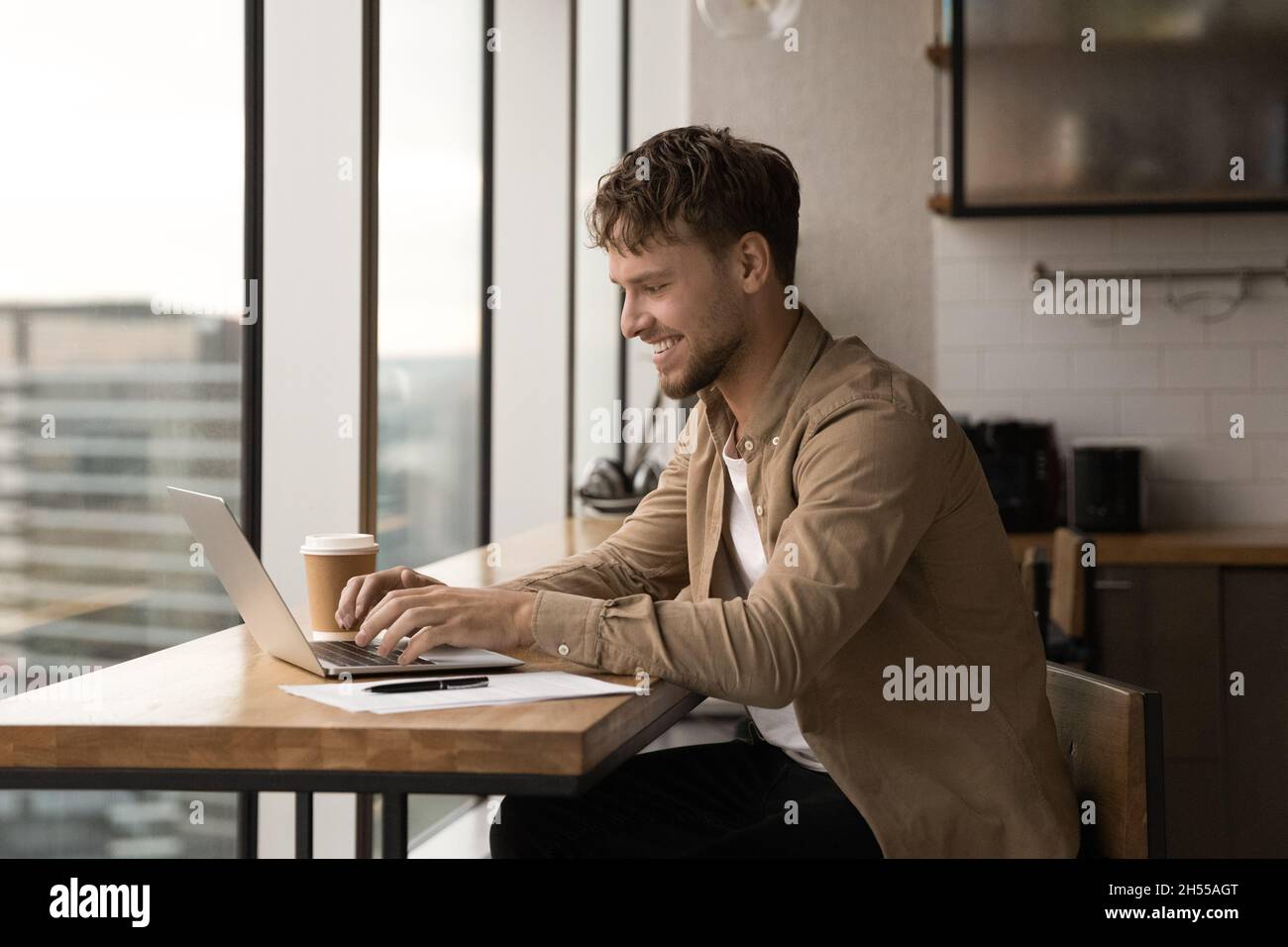 Happy employee computer hi-res stock photography and images - Alamy
