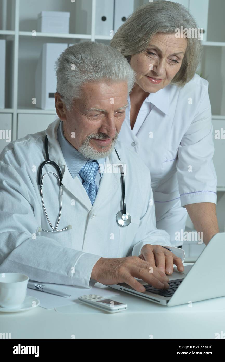 Senior lady in doctors hi-res stock photography and images - Alamy