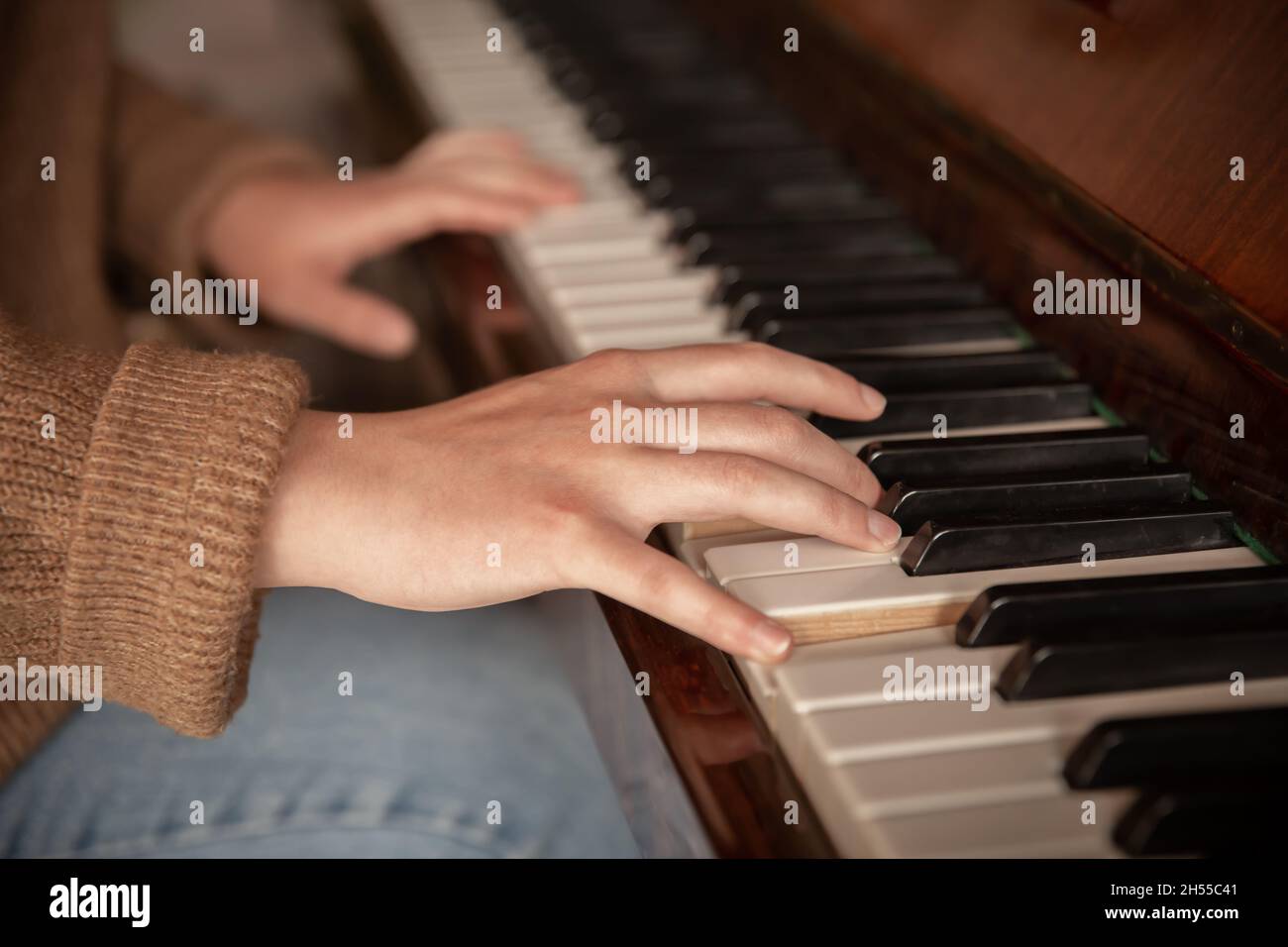 Female keyboardist hi-res stock photography and images - Alamy