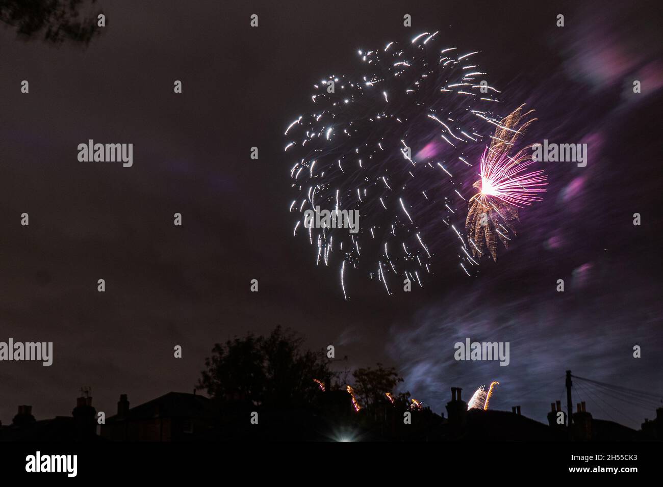 WIMBLEDON LONDON, UK. 6 Nov, 2021. Bonfire night fireworks: A free ...