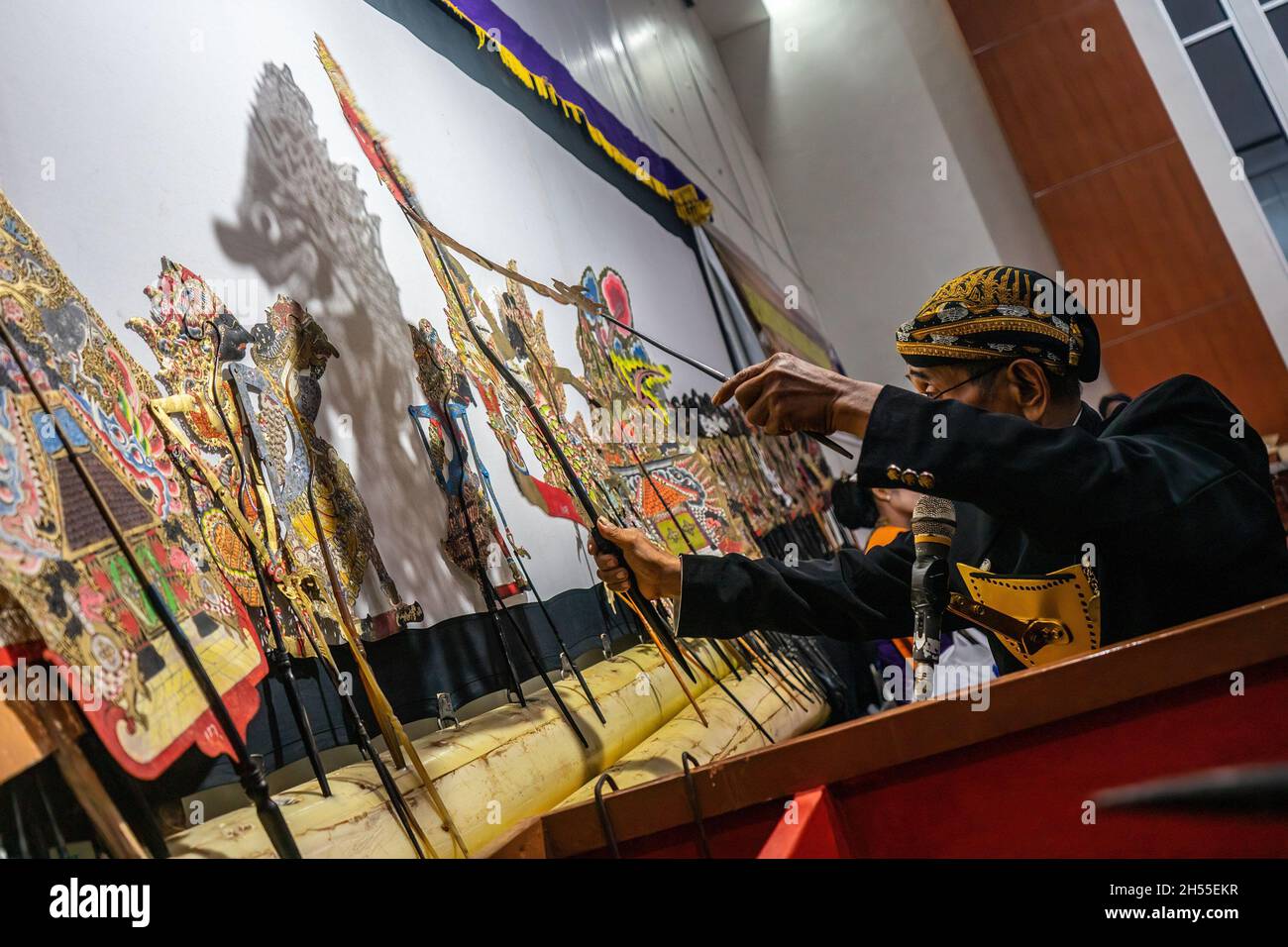 Kendari, Indonesia. 07th Nov, 2021. The puppeteer Ki Sudirman Wibisono ...