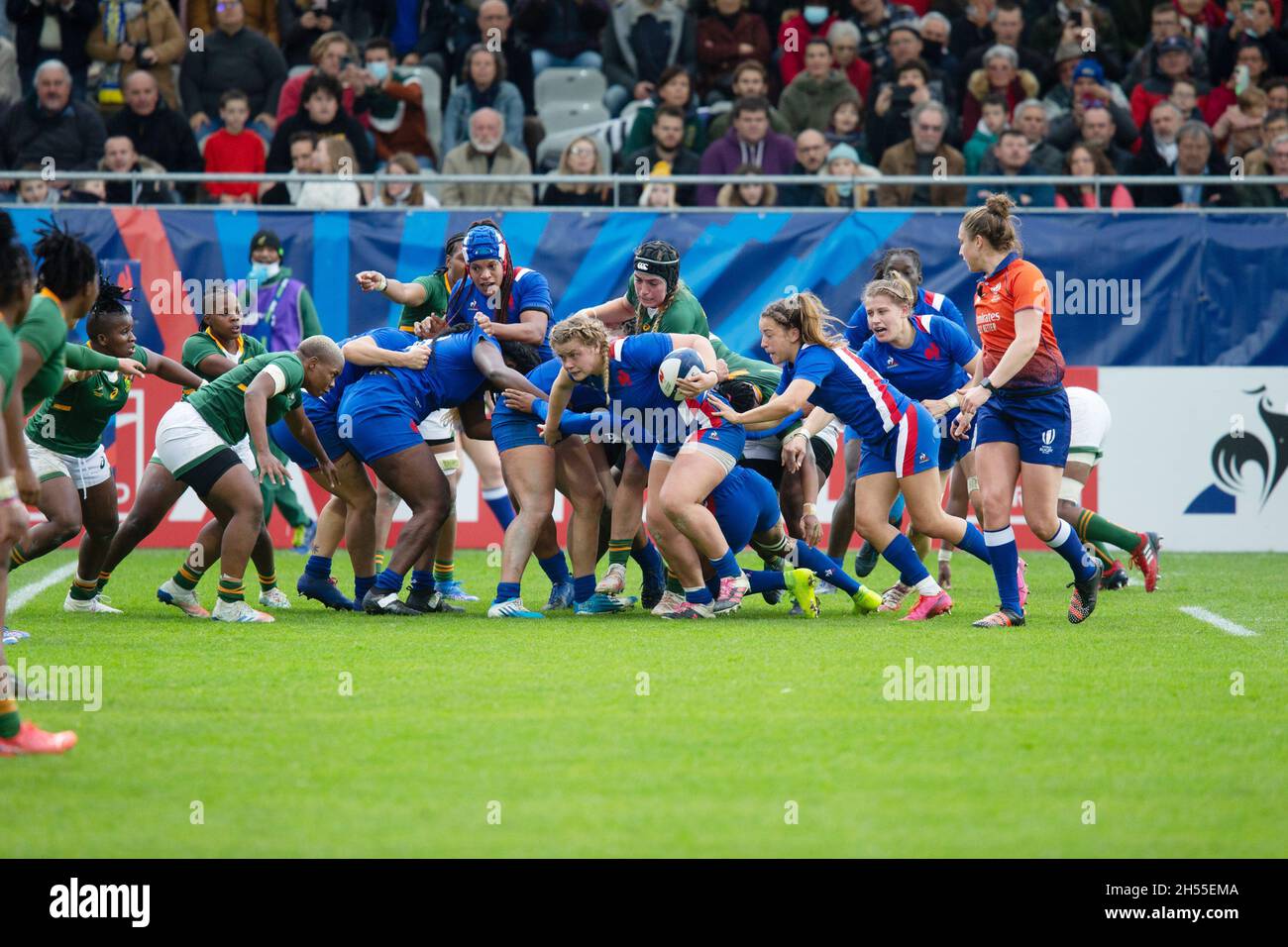 Coco Lindelauf and Alexandra Chambon of France during the Women's ...
