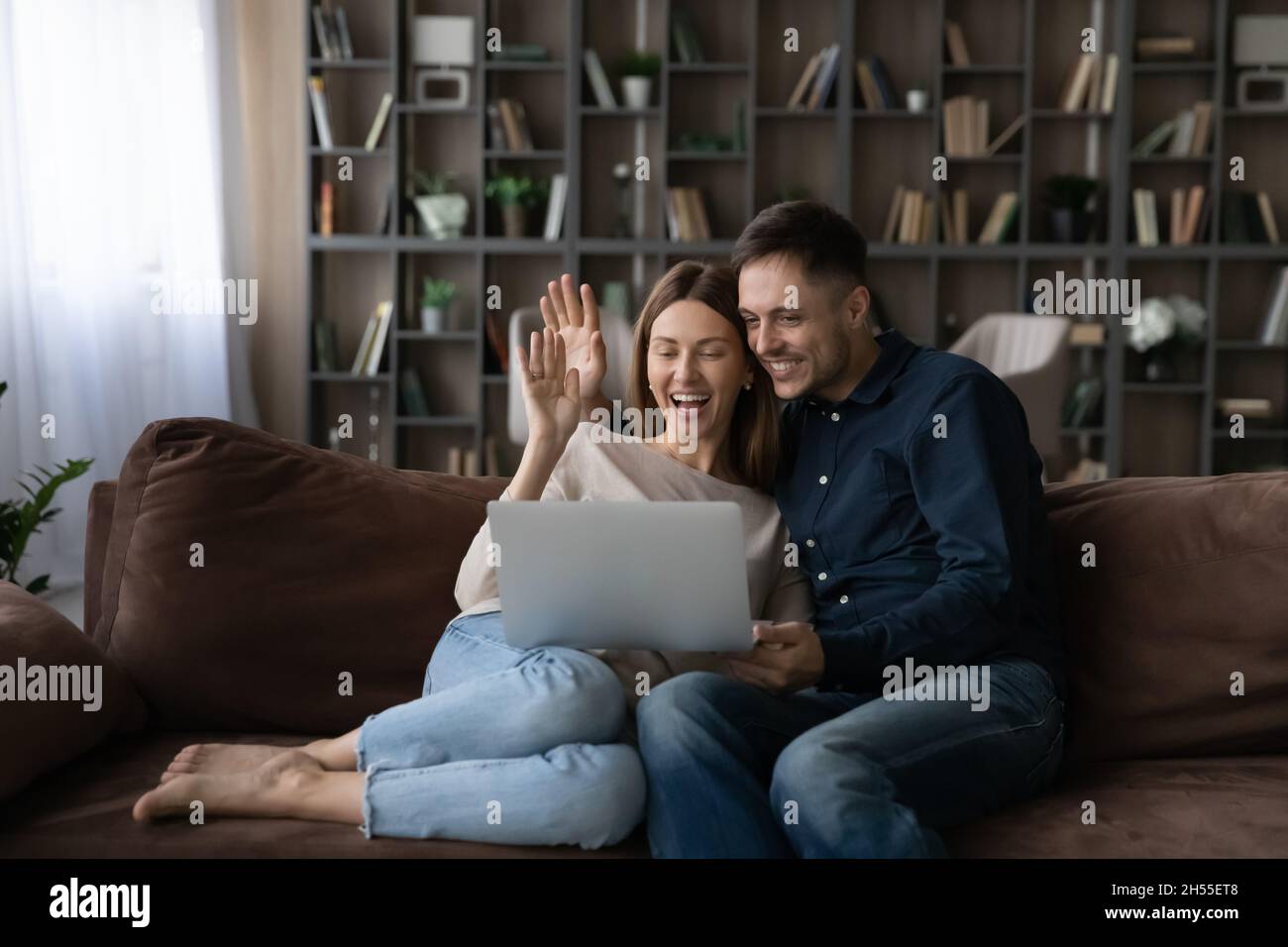 Happy family waving online hi-res stock photography and images - Alamy