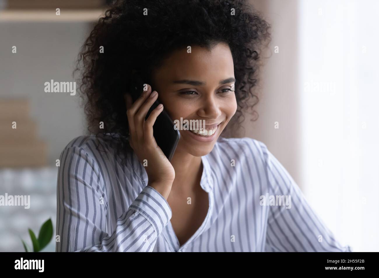 African woman making telephone call hi-res stock photography and images ...