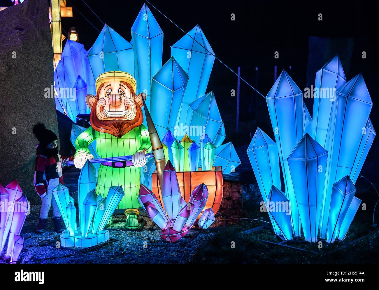 Dwarfs at work in the diamond mine animation, at the garden of lights ...