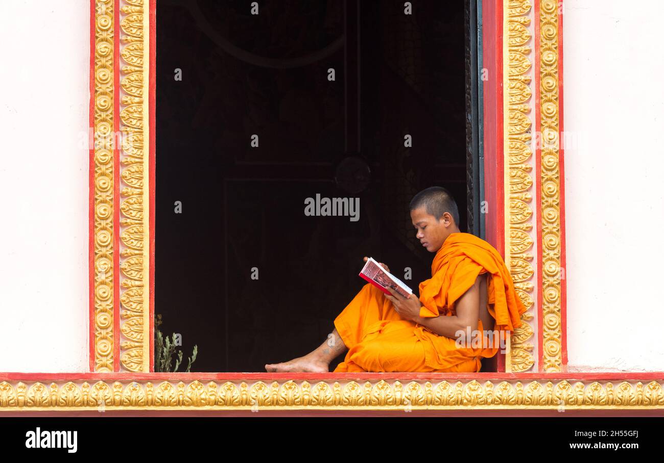Monk bangkok reading hi-res stock photography and images - Alamy