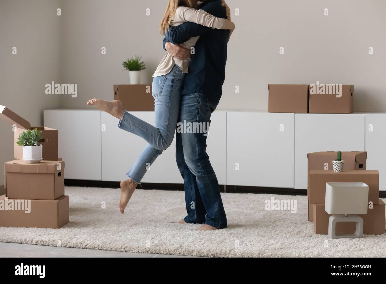 Hug lift couple hi-res stock photography and images - Alamy