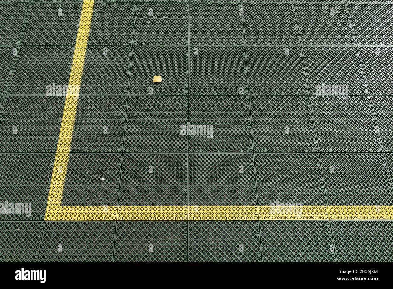 Plastic mesh of the outdoor basketball court Stock Photo - Alamy