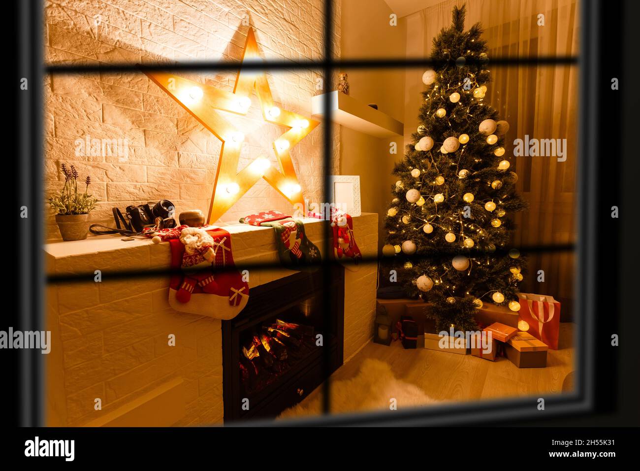 Wood paneling christmas tree hi-res stock photography and images - Alamy