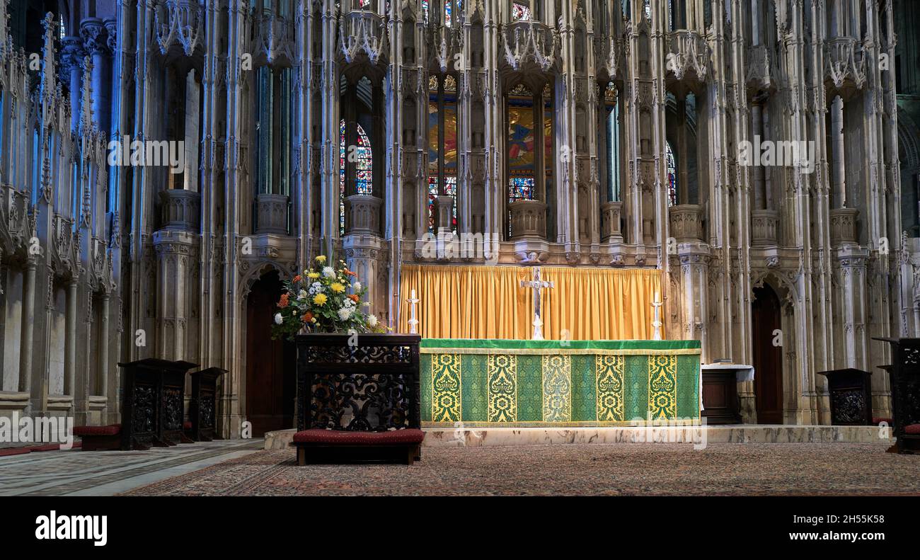 The high altar in the chancel of the cathedral at Durham, England Stock ...