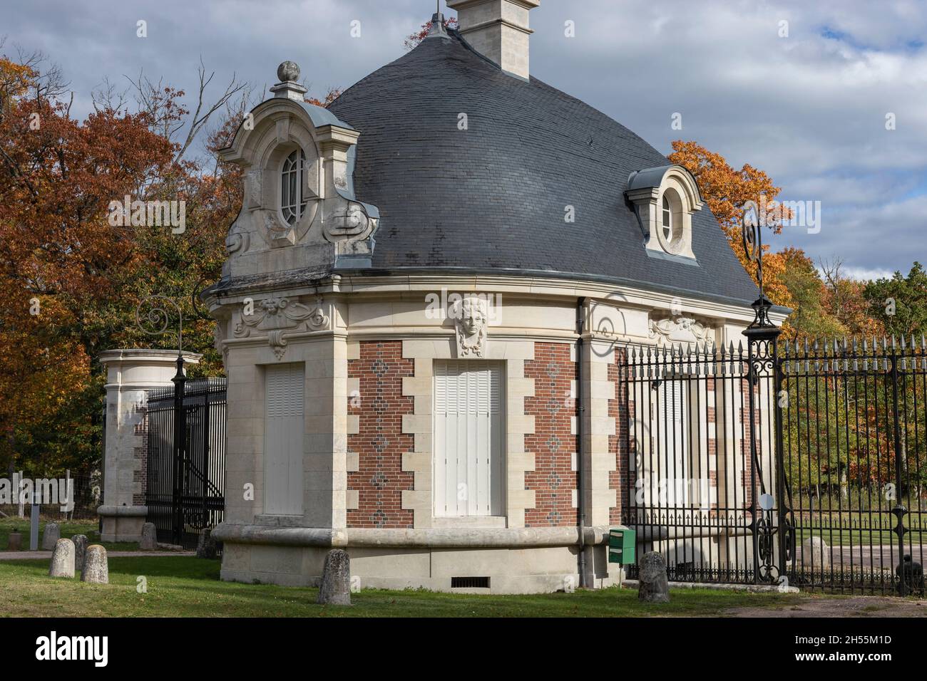 Gothic gate lodge hi-res stock photography and images - Alamy
