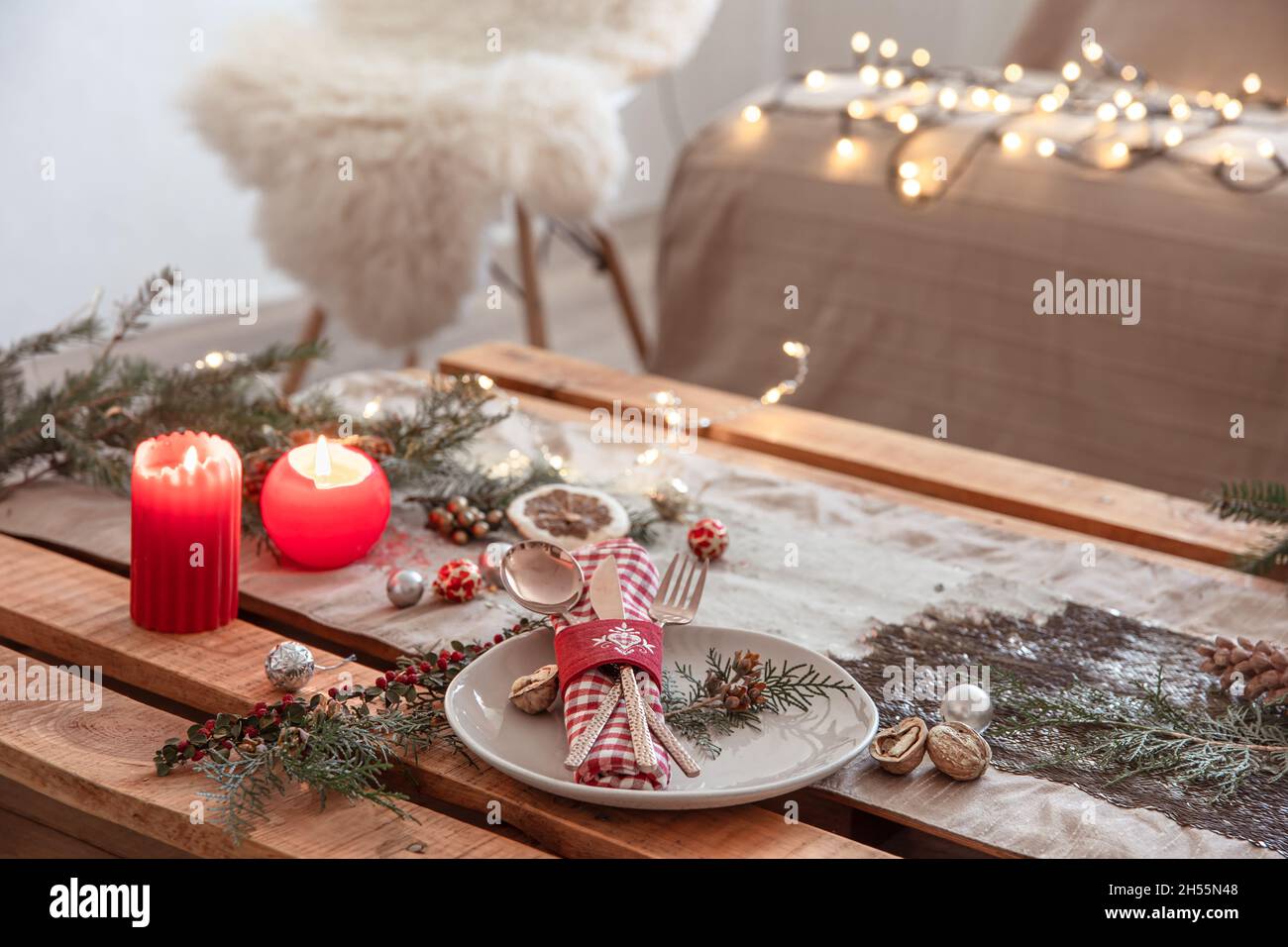 Table setting for a festive Christmas dinner Stock Photo - Alamy