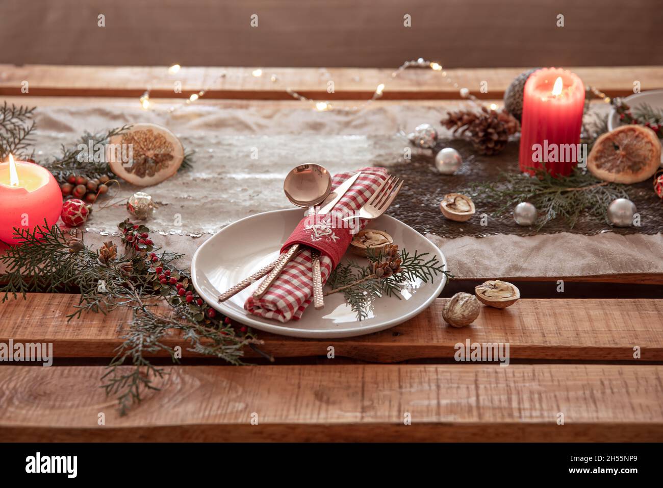 Table setting for a festive Christmas dinner Stock Photo - Alamy