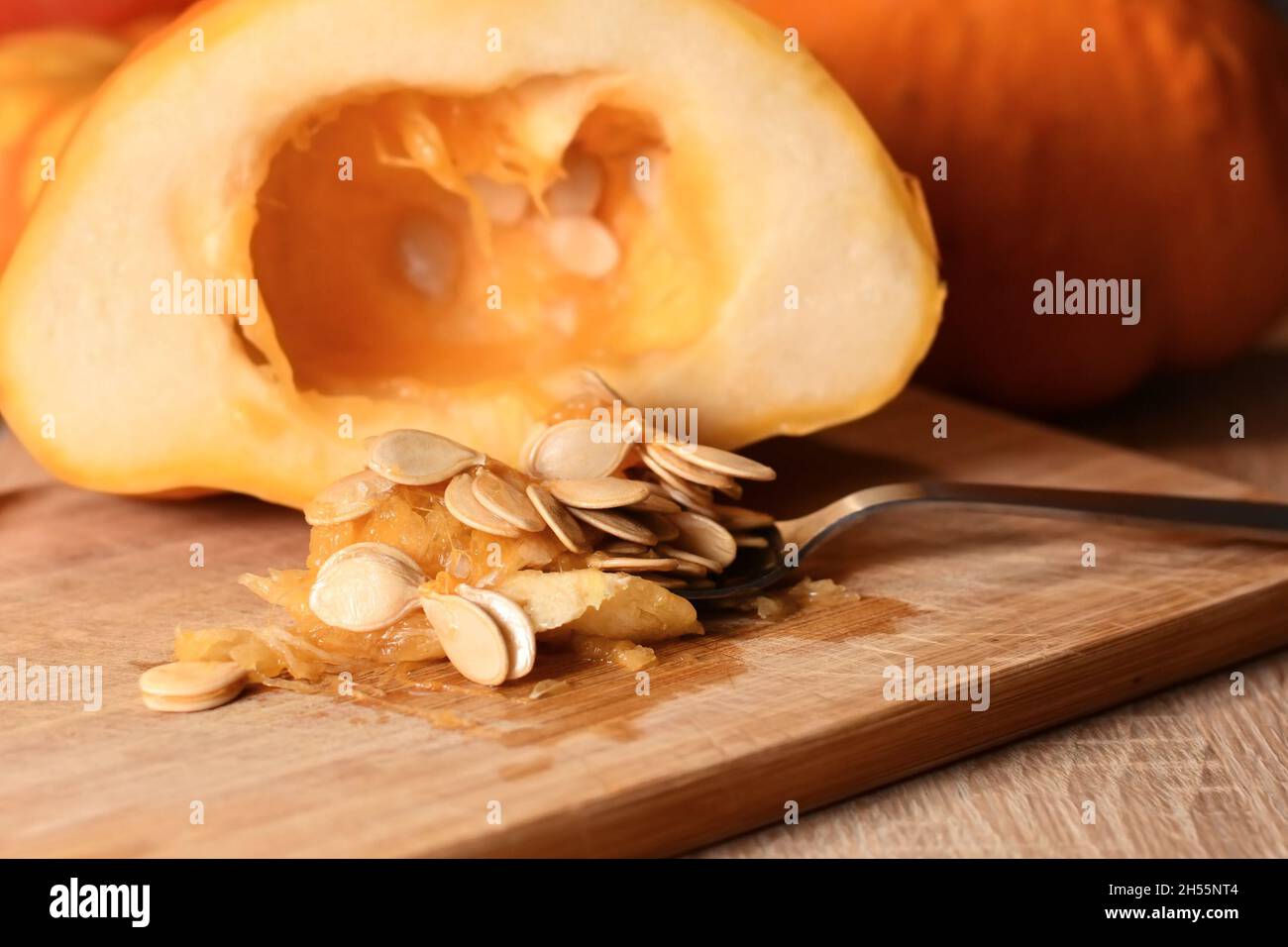 Raw seeds on spoon removed from Pattypan squash Stock Photo - Alamy