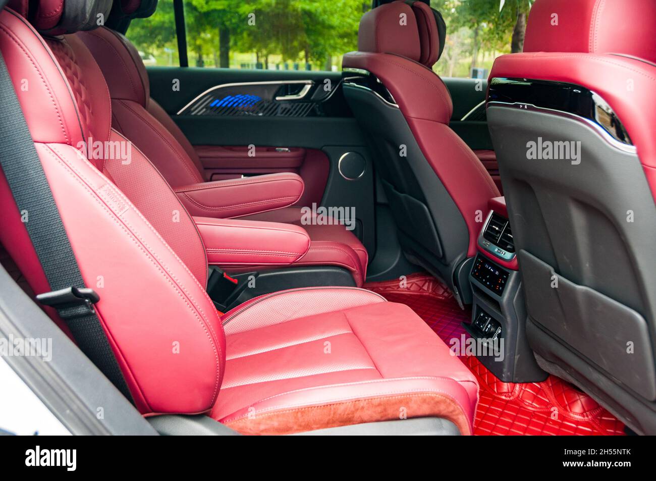 Second row seats hi-res stock photography and images - Alamy