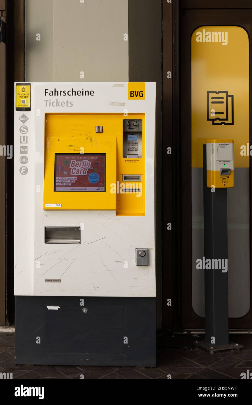 Transport ticket validation machine hi-res stock photography and images ...