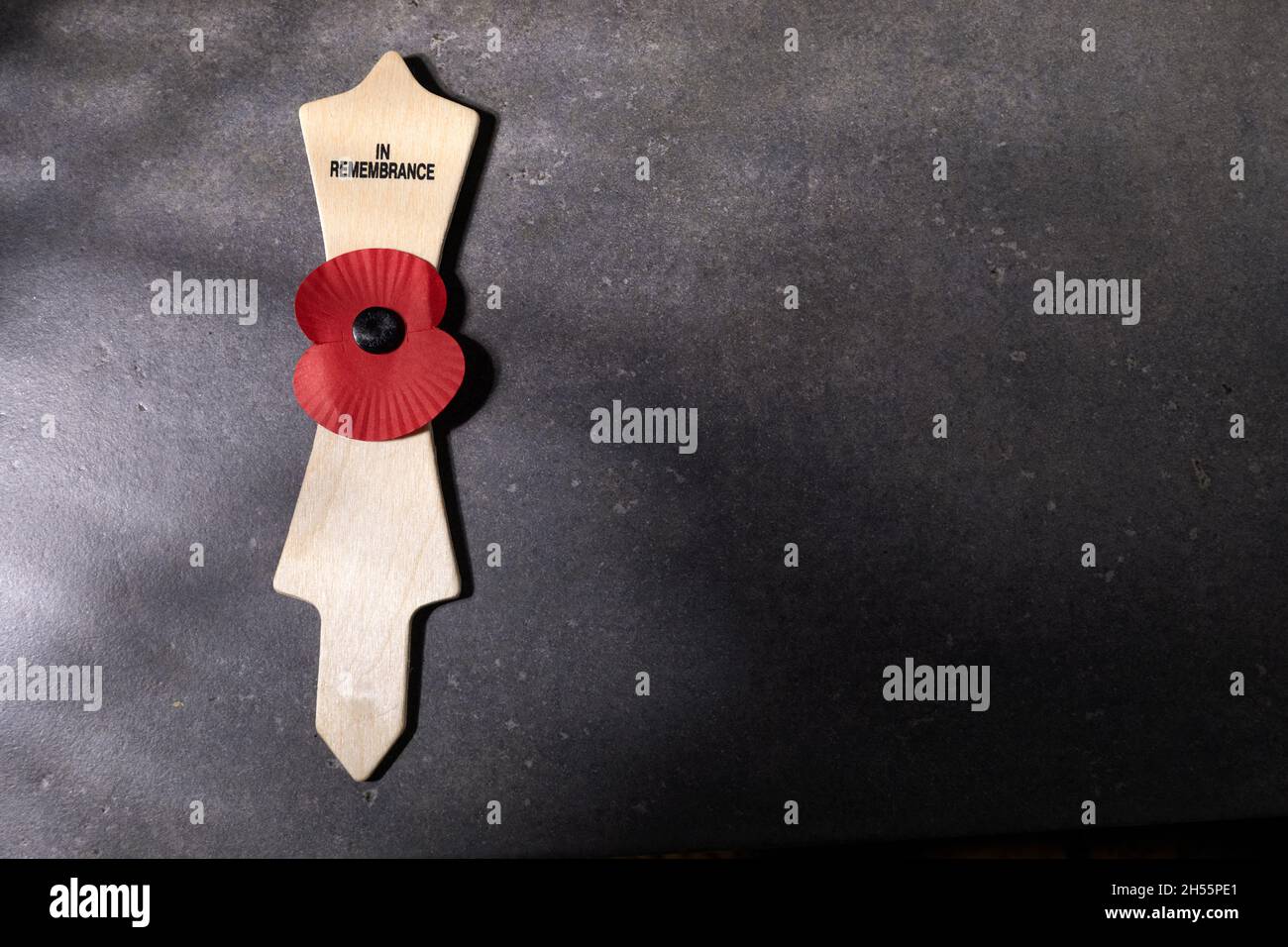 Memorial wooden cross poppy hi-res stock photography and images - Alamy