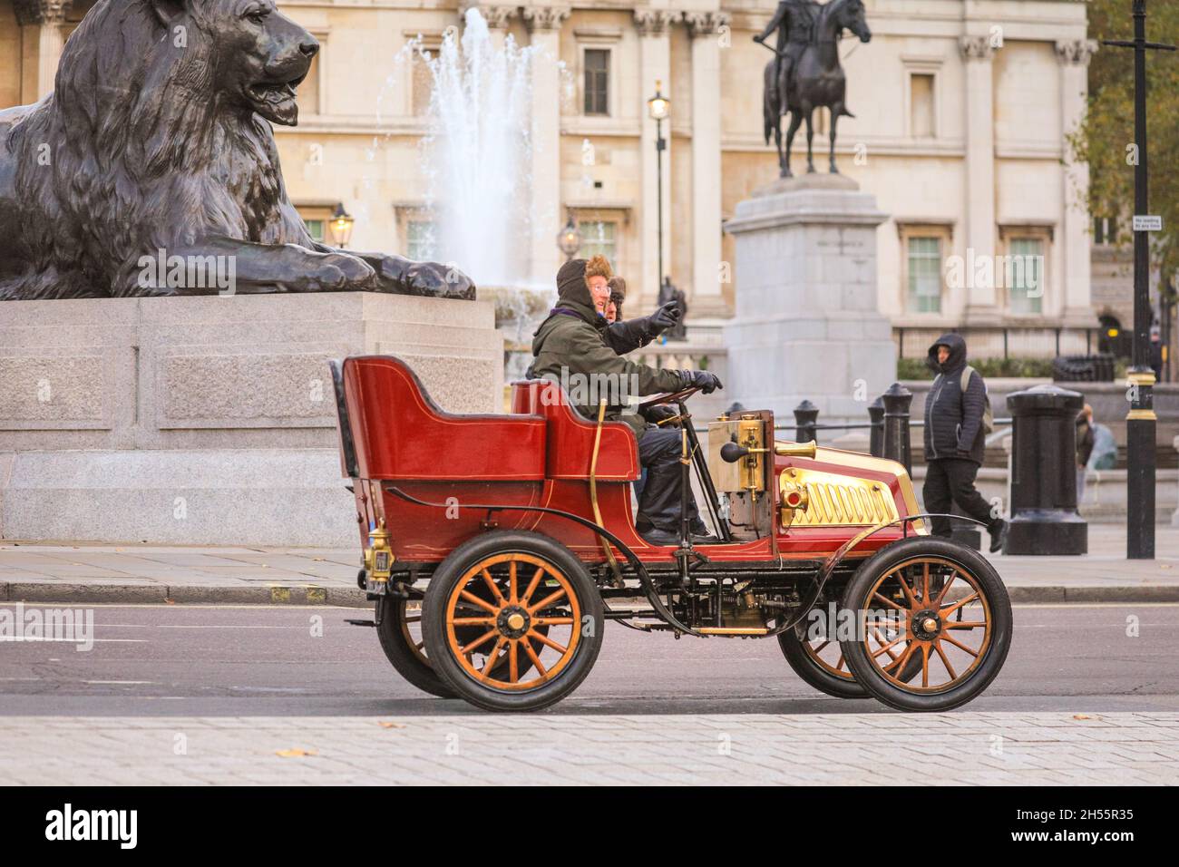 Westminster, London, UK. 07th Nov, 2021. A veteran car on Trafalgar ...