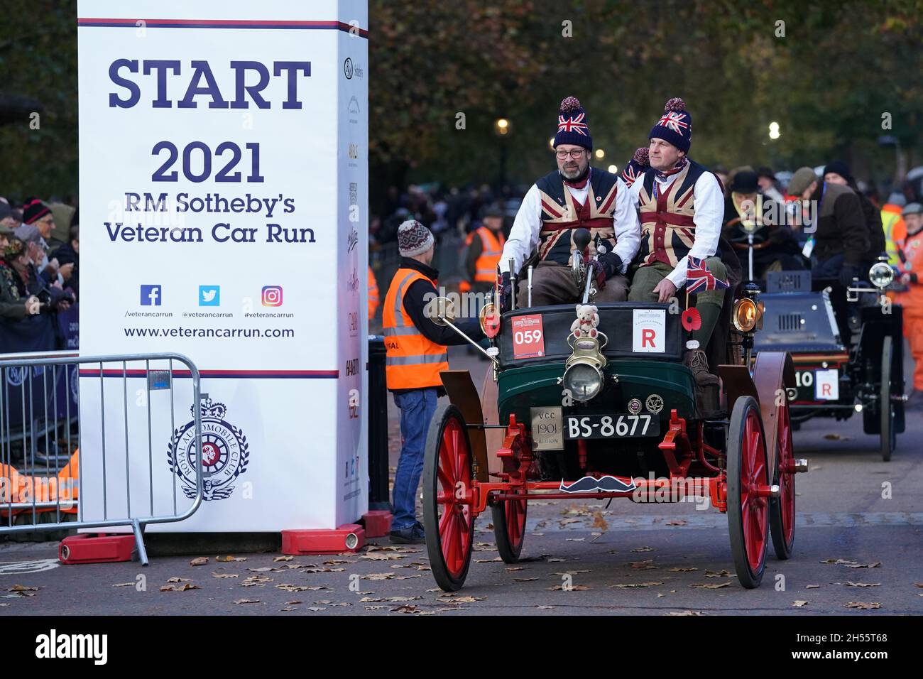 Participants at the start line on Serpentine Road in Hyde Park in ...