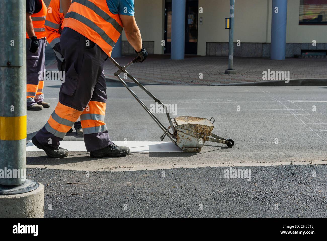 Highway painting lines hi-res stock photography and images - Alamy