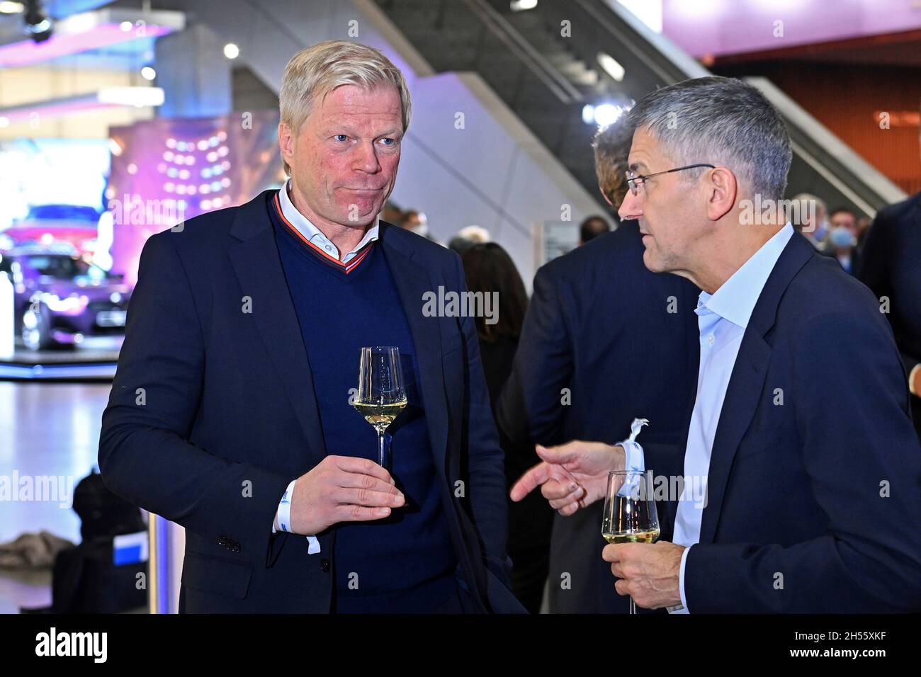 Munich, Deutschland. 06th Nov, 2021. From left: Oliver KAHN (CEO FCB ...