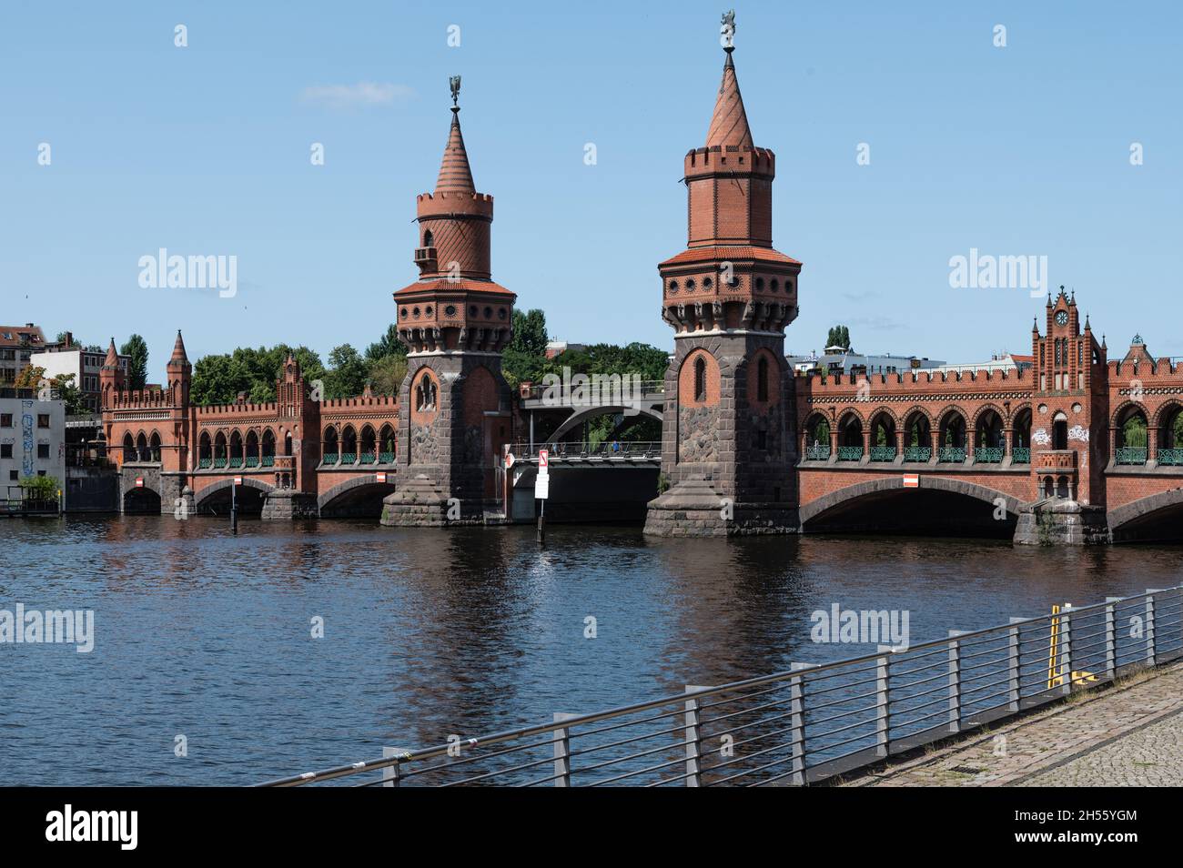 Oberbaum Bridge in Berlin Kreuzberg-Friedrichshain Stock Photo - Alamy