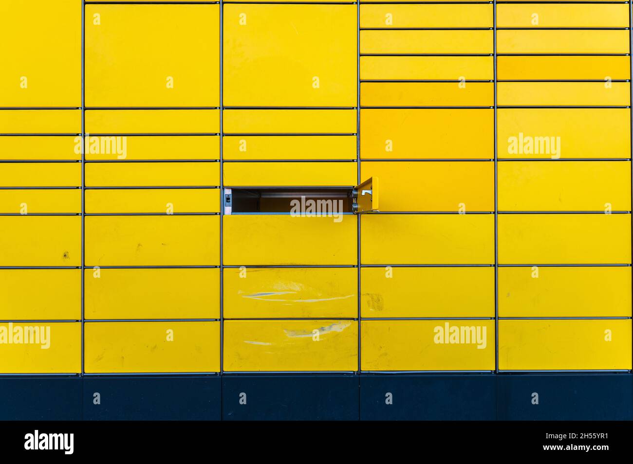 Dhl parcels express hi-res stock photography and images - Alamy