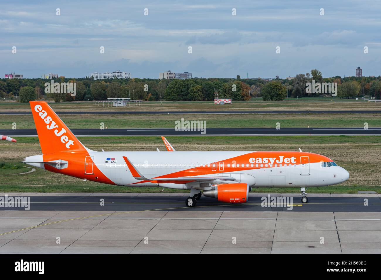 Easyjet airbus after landing hi-res stock photography and images - Alamy