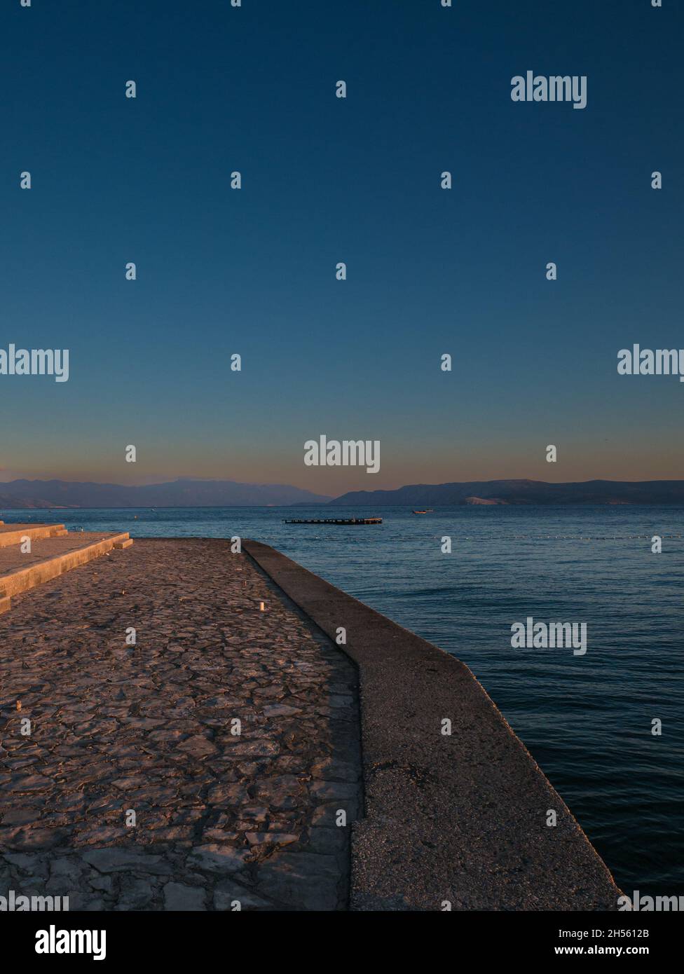 Quay wall hi-res stock photography and images - Alamy