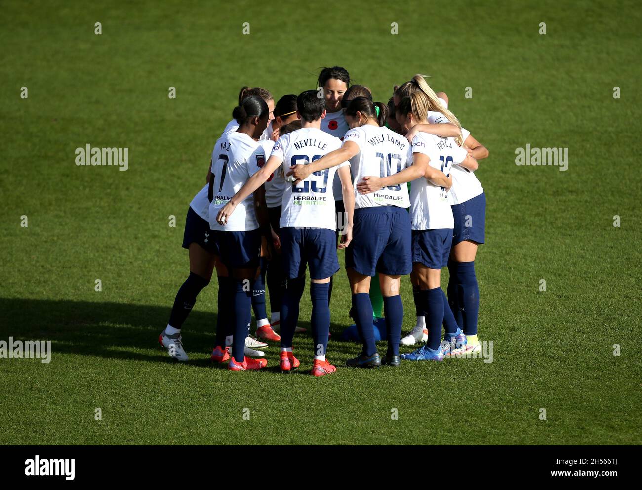 Tottenham hotspur players huddle hi-res stock photography and images ...