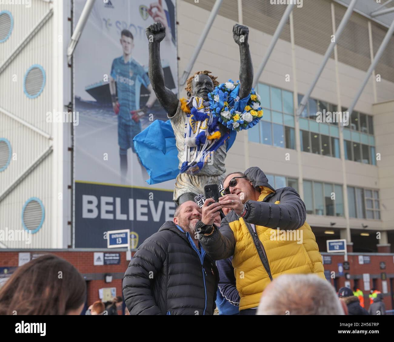 Leeds, UK. 07th Nov, 2021. Leeds fans have their picture take at the ...