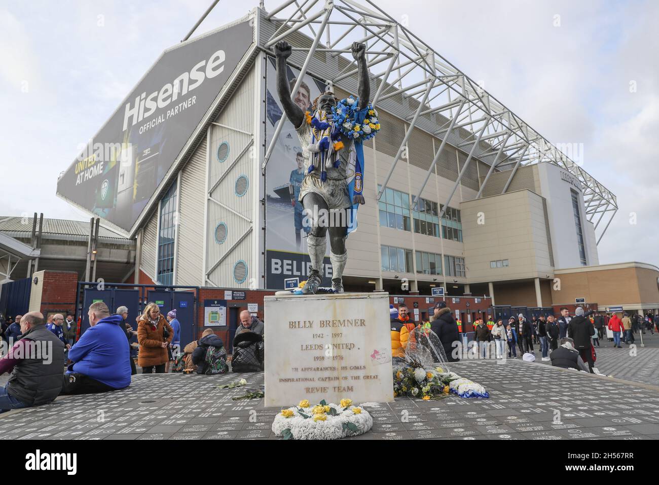 Billy bremner statue leeds hi-res stock photography and images - Alamy