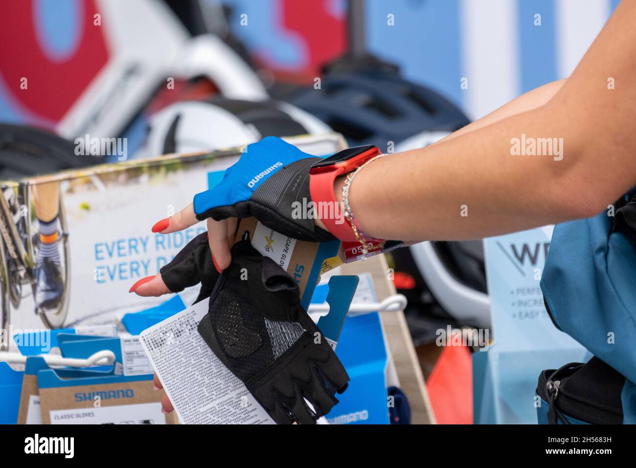 Teen cycling hi-res stock photography and images - Alamy