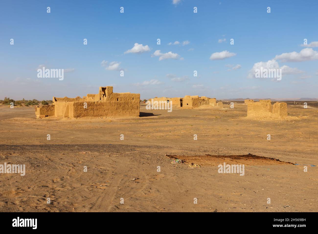 Ruined Berber huts in the Sahara Desert. Morocco Stock Photo - Alamy