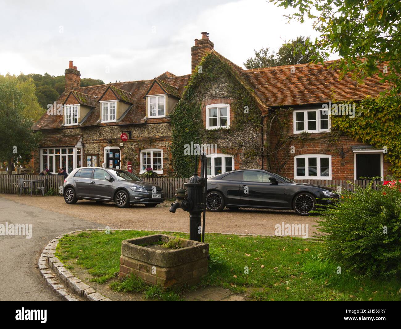 Flint cottages chiltern hi-res stock photography and images - Alamy