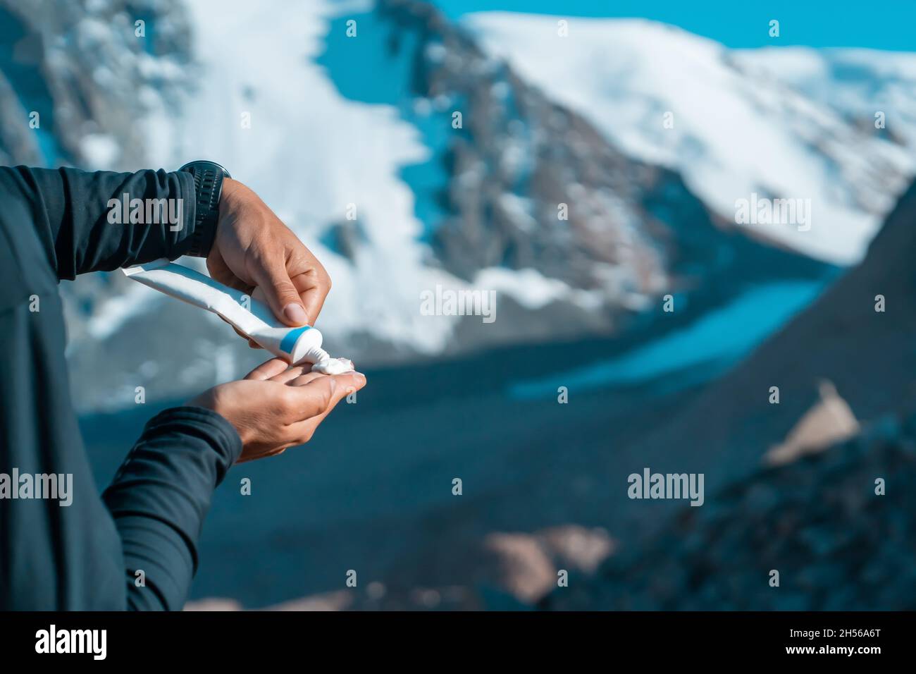 Apply sunscreen hi-res stock photography and images - Alamy