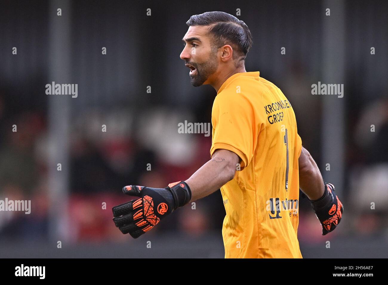 Goalkeeper agil etemadi hi-res stock photography and images - Alamy