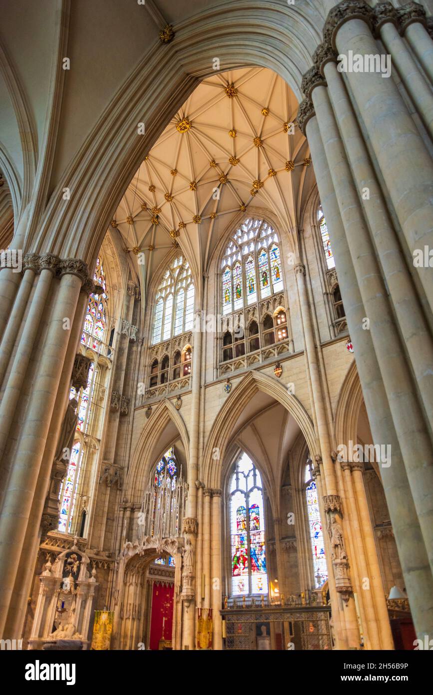 Windows and architraves of York Minster in North Yorkshire Stock Photo ...