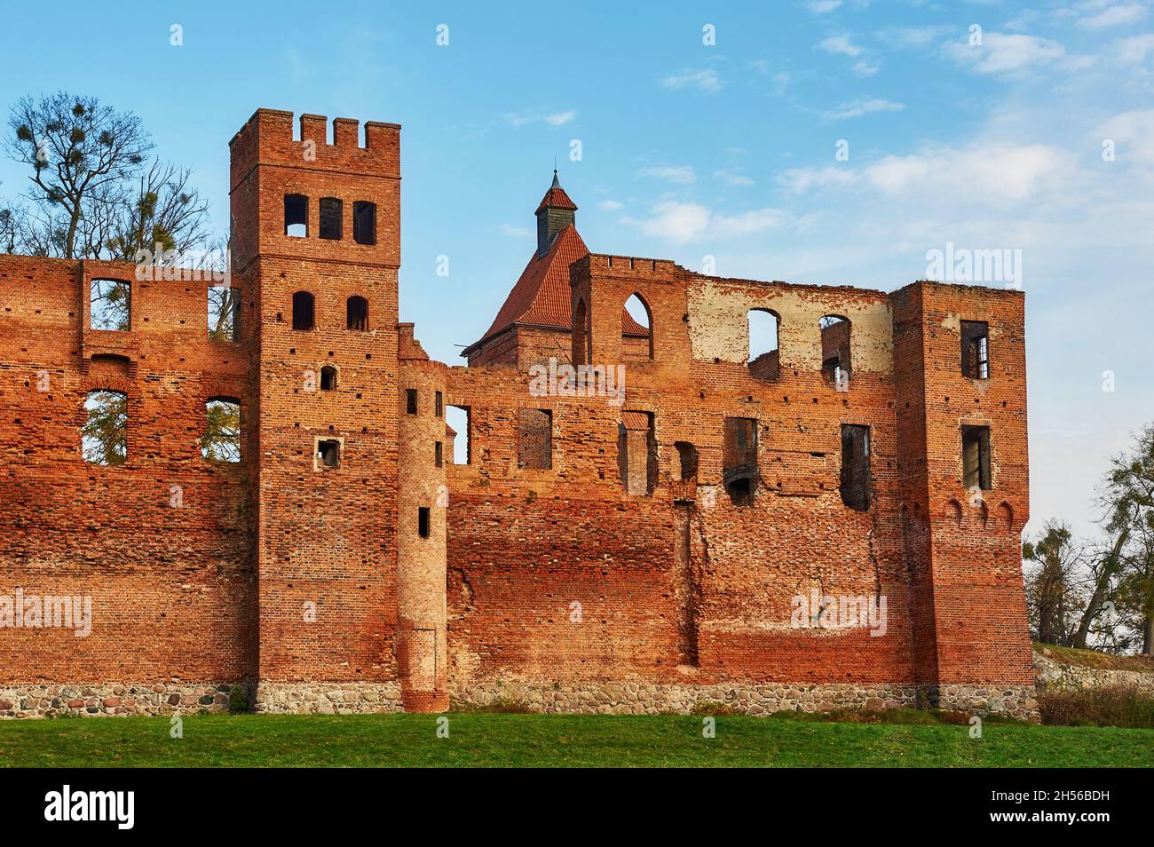 Walls of a ruined Gothic castle Stock Photo - Alamy