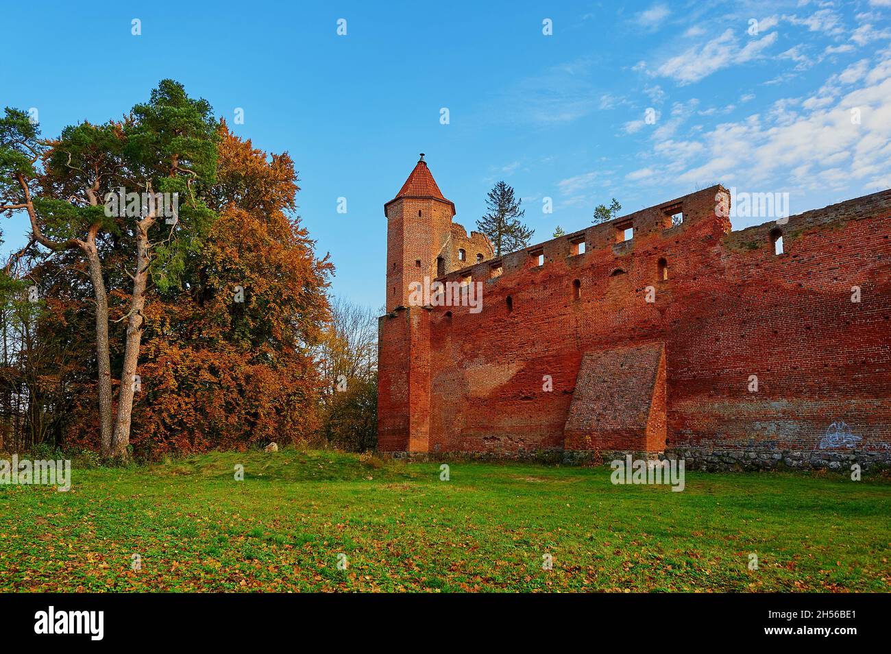 Walls of a ruined Gothic castle Stock Photo - Alamy