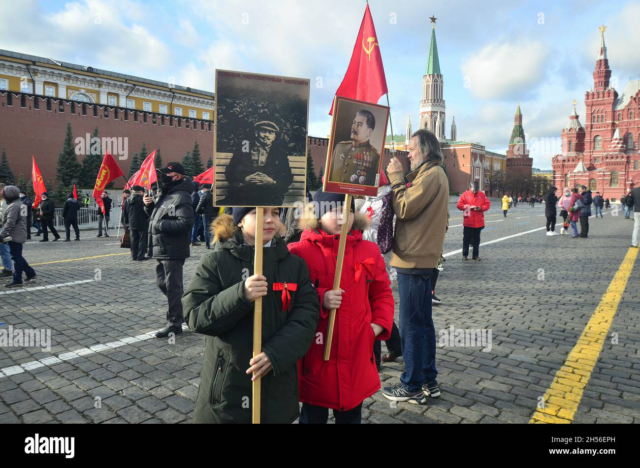 Celebrating the anniversary of the October Revolution in Moscow.Red ...