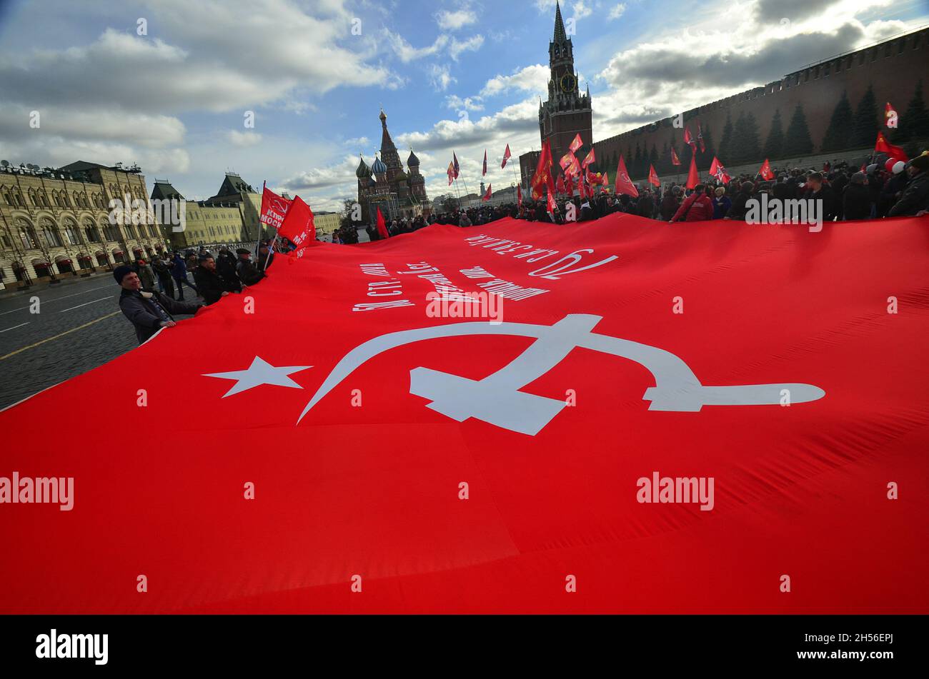 Celebrating the anniversary of the October Revolution in Moscow.Red ...