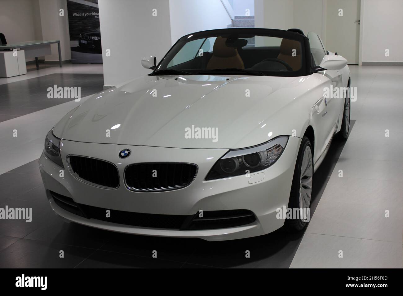 BMW Z4 Z4 (E89): Front view, roadster, white color, 2nd generation, on ...